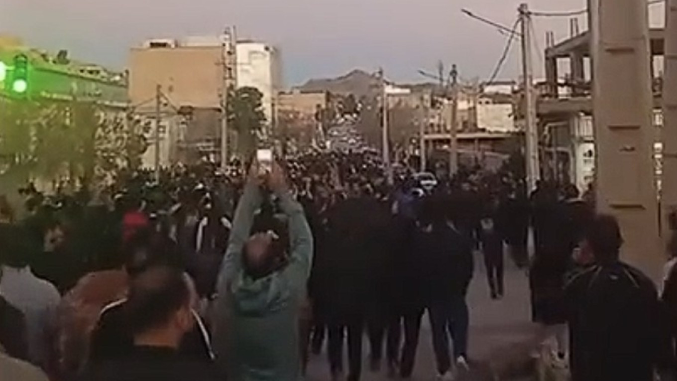 Протестующие в Иране взяли под контроль два города - Русская служба The ...