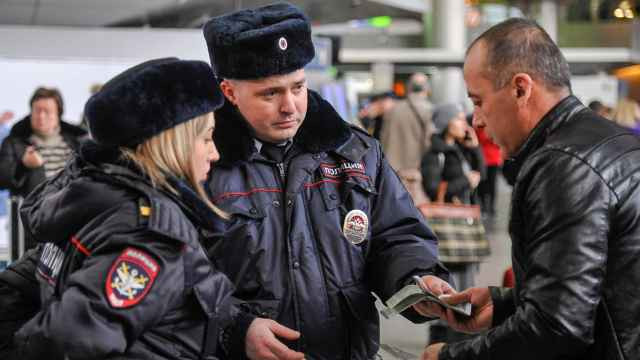 Следователям разрешили применять силу для разблокировки телефонов ...